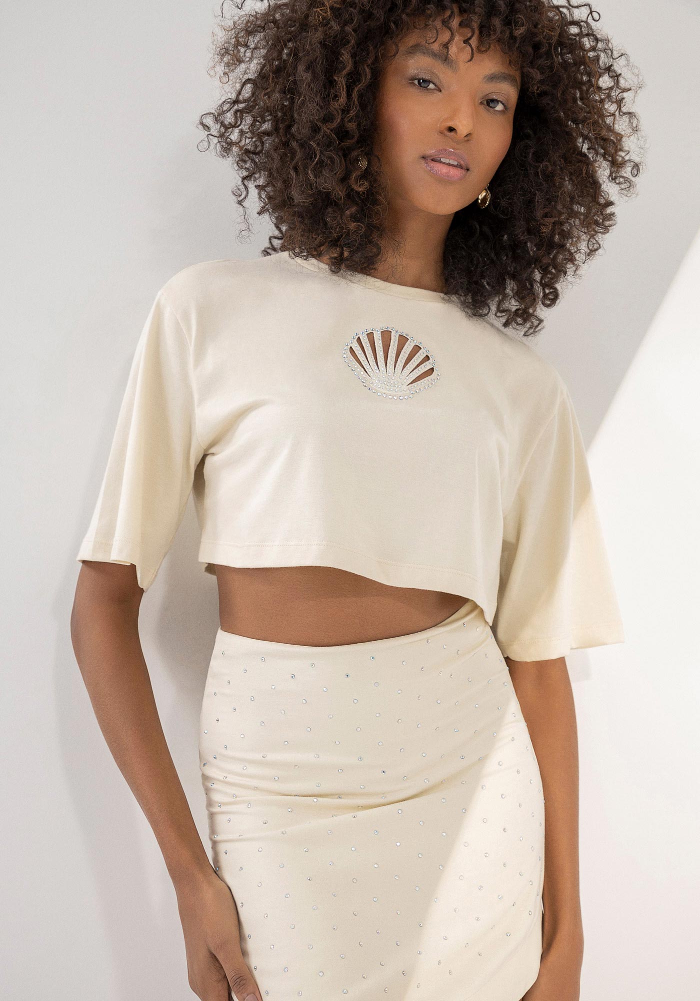 T-shirt em Malha Prime com Bordado Concha e Strass | Lez a Lez